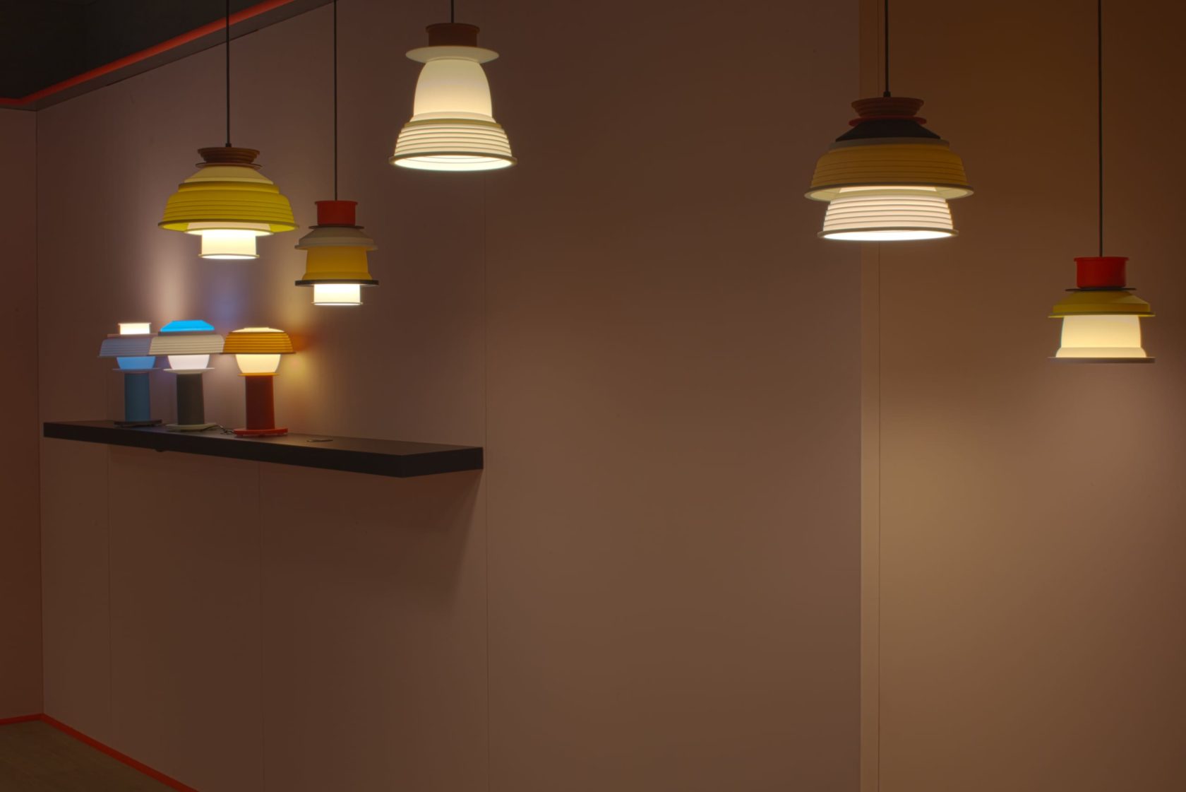 George Sowden / Legendární designér představuje svou kolekci osvětlení ...