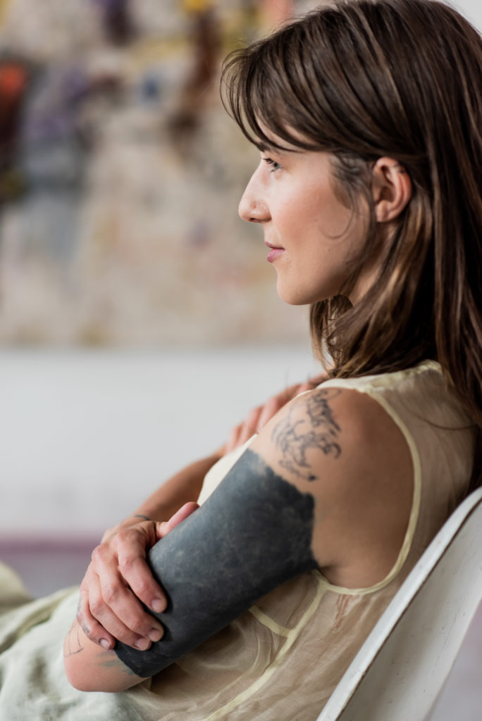 Malířka Ester Parásková / Jak sbírá inspiraci v Řecku – Selectedmag